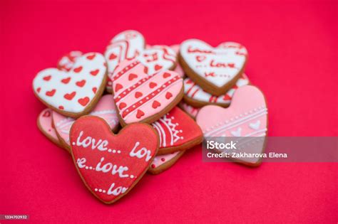 상단 보기 수제 진저 브레드 발렌타인 데이 비문 사랑 컬러 로얄 아이싱과 다채로운 패턴으로 장식 된 쿠키 심장 모양 휴일 음식 핸드메이드 패턴 탑 쿠키 발렌타인 국립 야생