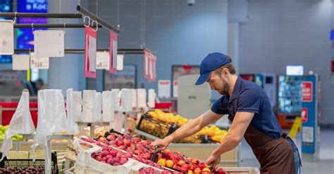 앞치마를 입은 남자가 신선한 과일 복사 공간을 설정하는 매장에서 일하는 측면 샷 사진 Unsplash의 음식 이미지