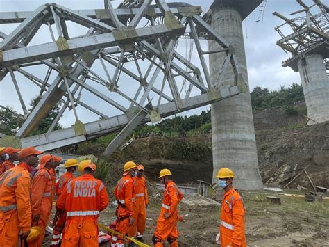 Энэтхэг Улсад баригдаж байсан төмөр замын гүүр нурсны улмаас 26 ажилтан