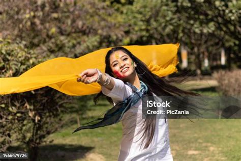 공원에서 야외에서 색채의 홀리 축제를 즐기는 어린 소녀 여자 굴랄 아비어 컬러 파우더로 인도 전역에서 축하하는 인기 있는 힌두교 축제 20 24세에 대한 스톡 사진 및 기타