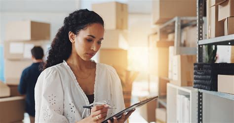 여자 체크리스트 재고 보고서 및 재고 배송의 배포를 위해 클립 보드에 상자 및 쓰기 여성 물류를 통한 문서 및 전자 상거래 공급망 및 패키지 배송 검토 20 24세에 대한
