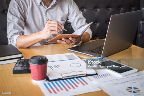 보고서 문서 및 분석 그래프 문서에 재무 데이터 계산 재무 통계 작성을 통해 랩톱 컴퓨터에서 투자 프로젝트를 수행하는 사업가 경제에 대한 스톡 사진 및 기타 이미지 Istock