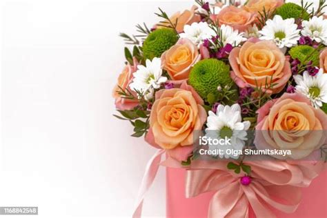 흰색 배경에 고립 된 빨간 활이있는 빨간 고급 선물 상자에 아름다운 꽃다발 0명에 대한 스톡 사진 및 기타 이미지 0명 3월 8 Istock