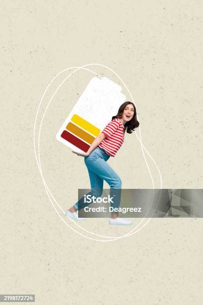 복합 트렌드 아트웍 스케치 이미지 3d 사진 콜라주 실루엣 젊음 매력적인 강한 숙녀는 거대한 배터리 저용량 충전을 운반합니다