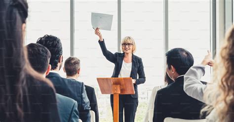 세미나 회의에서 만나는 사업가 그룹 직원 교육 교육 세션에서 강사의 말을 듣는 청중 전문가 연사와 함께하는 사무원 커뮤니티 서밋 포럼 사진 Unsplash의 관객 이미지