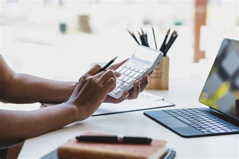 책상 위에서 서류 작업을 하는 여자 감사실에서 계산기로 재무 문서를 작성하고 사업 예산을 분석하는 여성 사업가 Earnings Before Interest And Taxes