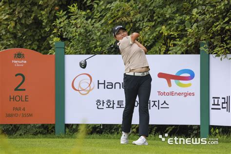포토 힘차게 티샷날리는 서연정 전자신문