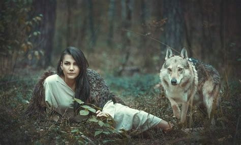 عکس پروفایل دختر و گرگ با متن های خاص در مورد دختر قوی و مستقل