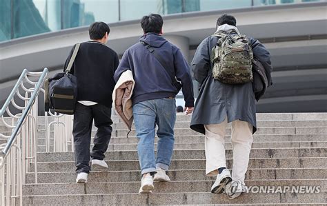 겉옷은 손에 들고 연합뉴스