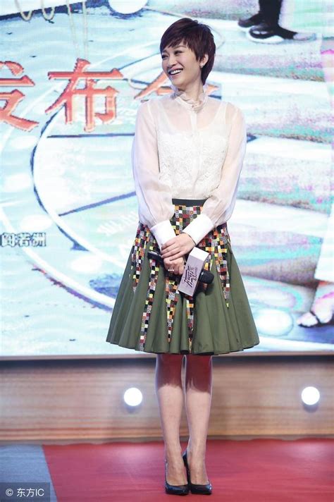 李小冉出席某活動，網友：這個皮裙上的馬賽克圖案真美！ 每日頭條
