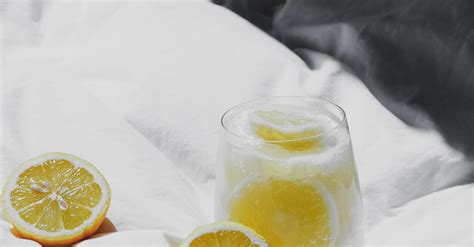 Flavorful Idf 갈증 담금질 감귤류 감귤류 음료 건강한 음료 과일 음료 디톡스 주스 레모네이드 한 잔 레몬 레몬 음료 레몬 장식 레몬 조각