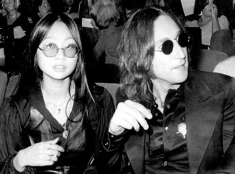 Любовницата на Джон Ленън плакала първия път когато правили секс Хай Клуб