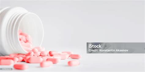플라스틱 항아리에서 유출 된 분홍색 알약 복사 공간이있는 흰색 배경의 의학 캡슐 알약에 대한 스톡 사진 및 기타 이미지 알약 분홍 항아리 Istock