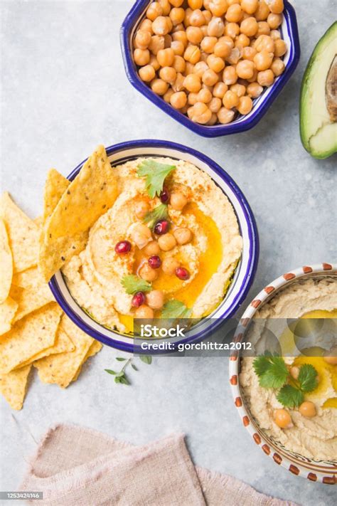 바로 위에 후무스 또는 허머스 에서 그릇 의 테이블에 비건 식물 기반 식품 0명에 대한 스톡 사진 및 기타 이미지 0명 건강한 생활방식 건강한 식생활 Istock