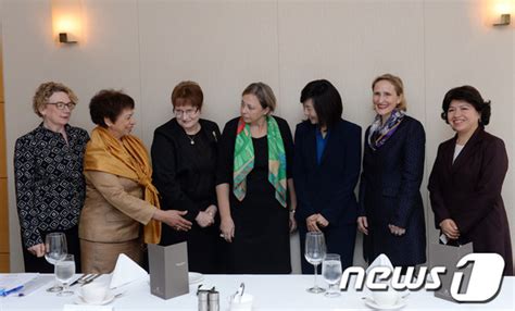 조윤선 가족부 장관 6개국 주한 여성대사와 간담회 뉴스1