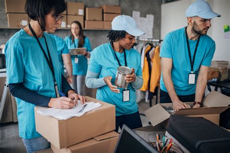 자선 푸드 뱅크에 기부 상자를 포장하는 다양한 자원 봉사자 Giving Tuesday에 대한 스톡 사진 및 기타 이미지 Giving Tuesday 고무장화 공동체