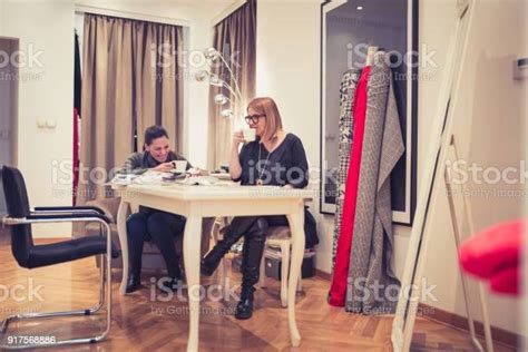 그녀의 패션 스튜디오에서 고객과 회의에 패션 디자이너 20 29세에 대한 스톡 사진 및 기타 이미지 20 29세 2명 30 39세 Istock