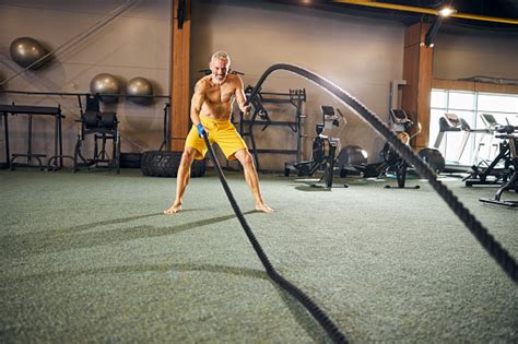 전투 밧줄과 높은 정신 회색 머리 남자 훈련 45 49세에 대한 스톡 사진 및 기타 이미지 45 49세 강사 건강한 생활방식 Istock