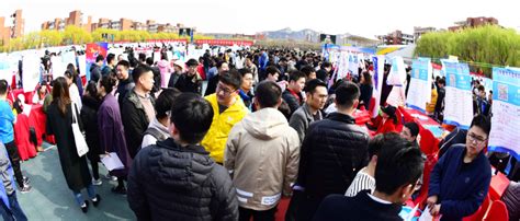 2019春季毕业生招聘会（摄影：季俊立） 山东科技大学新闻网