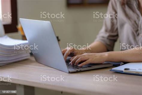 사무실에서 노트북 컴퓨터를 사용하여 활발하게 타이핑하고 업무에 집중하는 여성 손 개념에 대한 스톡 사진 및 기타 이미지 개념 경영자 교육부 장관 정치인 Istock