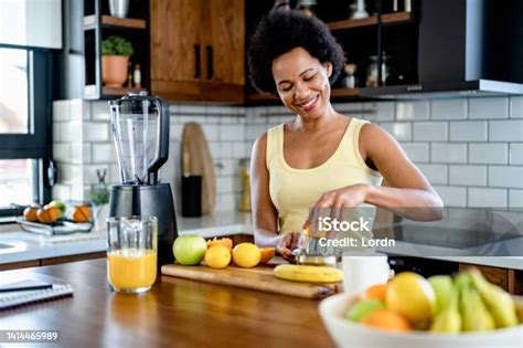집에서 운동 후 건강한 과일 음료를 준비하는 쾌활한 아프리카 계 미국인 여성 요리하기 음식 준비에 대한 스톡 사진 및 기타 이미지 요리하기 음식 준비 성년 여자 한