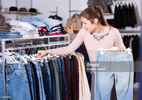 소매 상점에서 쇼핑 하는 동안 새로운 청바지를 찾고 긍정적 인 소녀 감정에 대한 스톡 사진 및 기타 이미지 감정 검색 결정 Istock