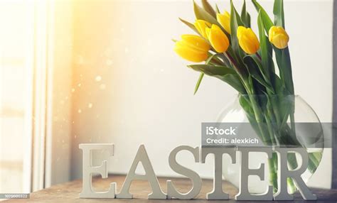 창턱에 화병에 붉은 튤립 꽃다발 빨간 튤립 꽃에서 여자의 하루에 대 한 선물 창 하 여 꽃병에 아름 다운 빨간 꽃입니다 0명에 대한 스톡 사진 및 기타 이미지 Istock