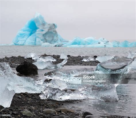 바닷물 속의 푸른 빙산 잔잔한 물에서 빙하 얼음이 표류합니다 녹는 빙하의 순수한 얼음 덩어리 얼음 겨울 풍경입니다 아이슬란드의 안개 낀 날씨 개념에 대한 스톡 사진 및 기타