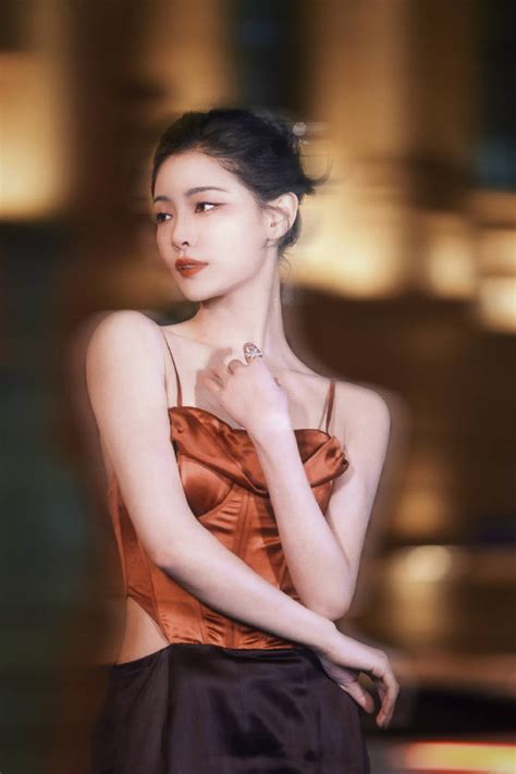 许佳琪吊带缎面裙造型吸睛 束发凸显高颅顶 搜狐大视野 搜狐新闻