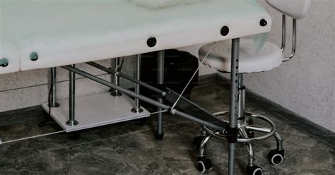 램프 옆 방에 앉아 있는 병원 침대 사진 Unsplash의 병실 이미지