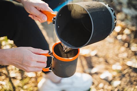 개인이 커피가 담긴 컵에 솜씨 좋게 물을 부어 풍부한 풍미와 매혹적인 향기의 유쾌한 혼합물을 만들어 전반적인 경험을 향상시킵니다 개성 개념에 대한 스톡 사진 및 기타 이미지