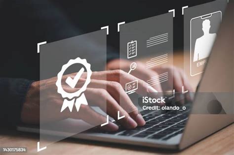 Iso 또는 국제 표준기구에 대한 품질 보증 및 문서 아이콘이있는 랩톱 컴퓨터를 사용하는 사업가 표준 품질 관리 인증 보증 개념