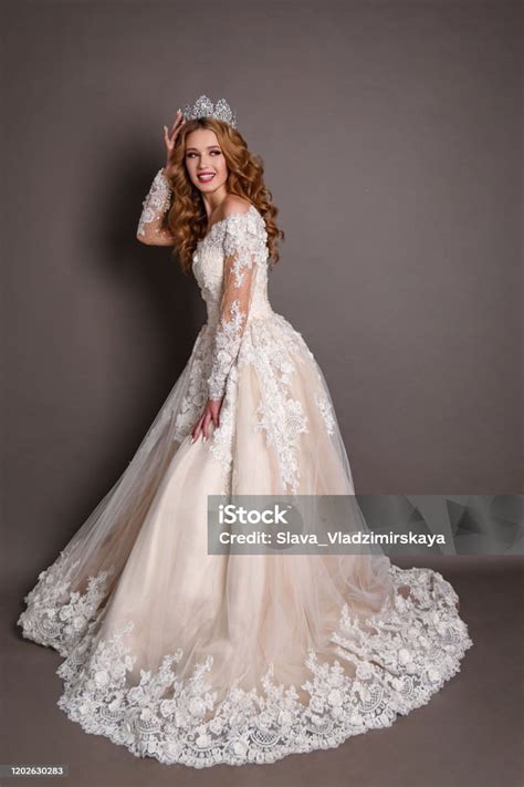 고급스러운 웨딩 드레스와 귀중한 왕관에 금발 머리를 가진 아름다운 여자 개인 장식품에 대한 스톡 사진 및 기타 이미지 개인 장식품 경쟁 공휴일 Istock