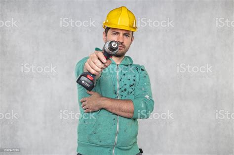 건설 노동자는 그의 손에 전기 드라이버를 들고 다양한 상황 건강관리와 의술에 대한 스톡 사진 및 기타 이미지 건강관리와 의술 직원 행복 Istock