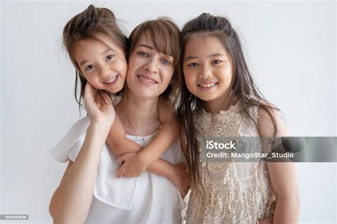 근처 서 여동생과 함께 행복 한 다민족 여자 포옹 엄마 3 입고 축제의 즐거운 가족 함께 시간을 보내는 의상 어머니와 딸 관계 개념입니다 3 명에 대한 스톡 사진 및 기타