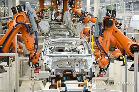 사람잡은 로봇 獨자동차공장서 로봇 손에 노동자 사망