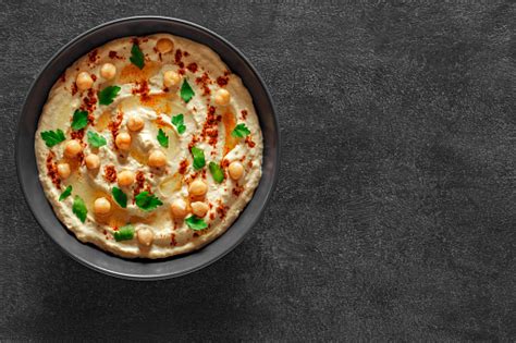 기름과 갈은 고추 병아리콩 어두운 배경에 녹색 파슬리를 곁들인 후무스 평면도 텍스트를 복사할 공간 0명에 대한 스톡 사진 및 기타 이미지 Istock