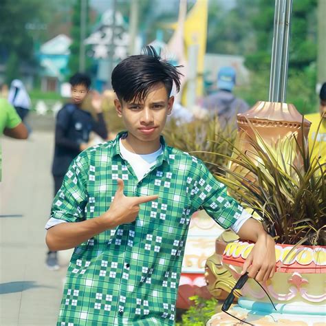 গ্রাম এ ছেলে