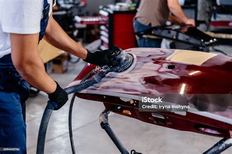 자동차 범퍼 페인팅 준비 자동차 정비사는 전원 버퍼 기계로 광택을 적용하여 페인트 작업을 위해 자동차를 준비합니다 25 29세에 대한 스톡 사진 및 기타 이미지 Istock