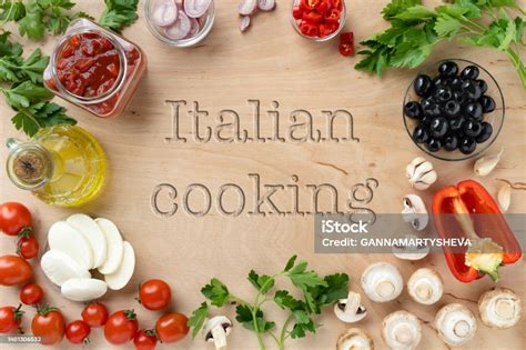 나무 테이블에 이탈리아 피자를 요리하기위한 음식 재료와 향신료 버섯에 대한 스톡 사진 및 기타 이미지 버섯 올리브유 토마토 채소 Istock
