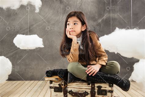 白色高清图片 复古女孩坐在行李箱上 人像图片免费下载 格式 5472像素 编号69391864 千图网