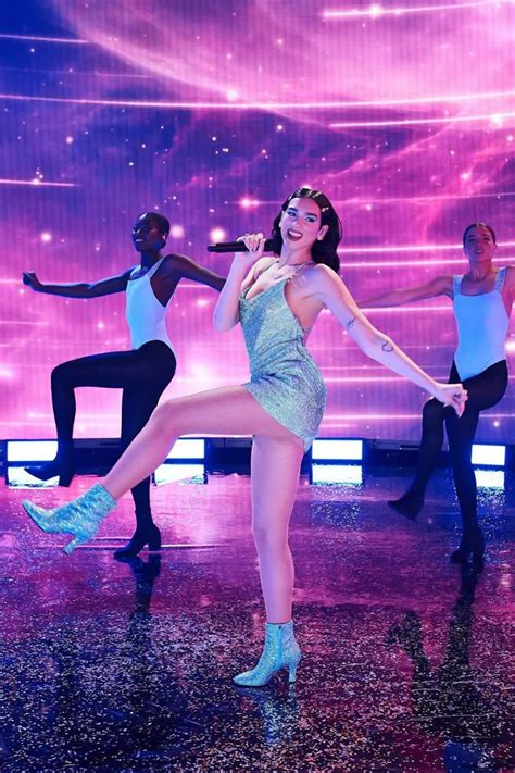 Dua Lipa Levitating Moda Stilleri Ünlüler Kıyafet
