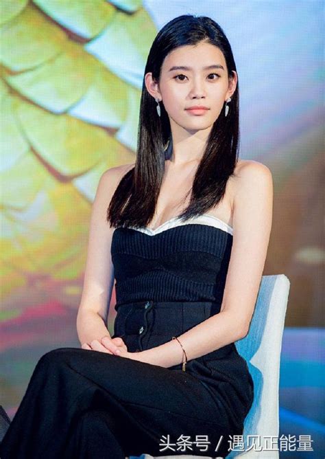 奚夢瑤何猷君機場親密相擁，毫無避忌，網友：為了博眼球嗎？ 每日頭條