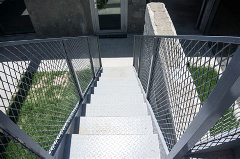 야외 철 계단으로 스테인레스 스틸 난 간 철 계단 난 간으로 0명에 대한 스톡 사진 및 기타 이미지 0명 강철 거리 Istock