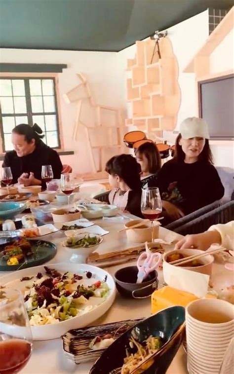 偶遇高圆圆带女儿与好友聚会 江一燕和绯闻男友同框出镜新浪图片