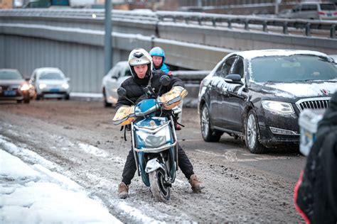 寒潮直击｜北京龙年首场降雪后，道路有积雪和结冰快看澎湃新闻 The Paper