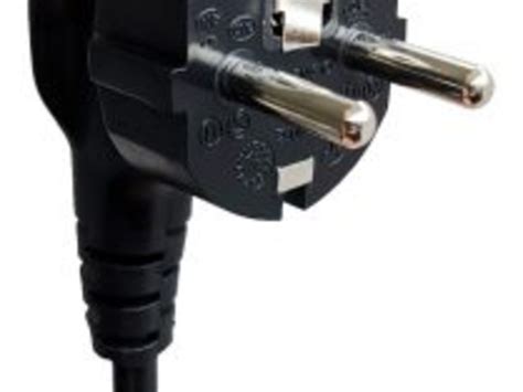 플러그 가운데에 구멍이 있는 이유 유머 게시판