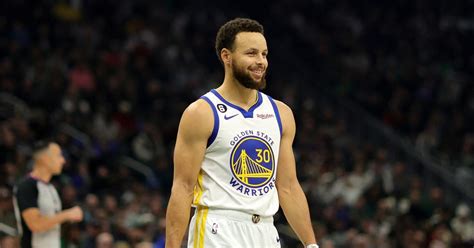 어깨 탈구 스테픈 커리 수술 피했다…회복에 집중