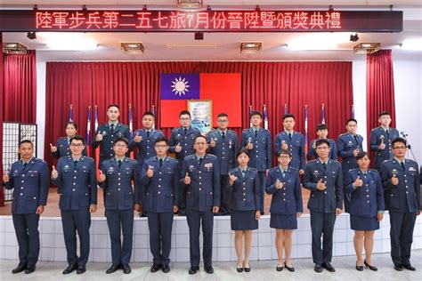 257旅晉任授階典禮 肯定努力付出 軍聞 257旅晉任授階典禮 肯定努力付出 青年日報