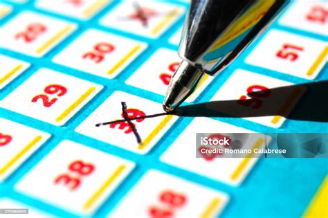 한 남자가 복권에 펜 번호 39를 표시합니다 파란색 티켓의 흰색 사각형 안에 있는 빨간색 숫자 행은 대각선으로 정렬됩니다 클로즈업 사진 0명에 대한 스톡 사진 및 기타